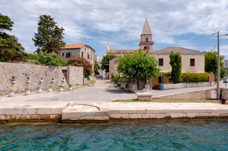 Puerta De La Antigua Ciudad De Lubenice, Isla Cres, Croacia Imagen de ...