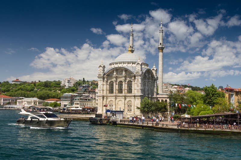 Vista De La Mezquita Famosa Ortakoy Camii De Ortakoy Y Del Puente De ... Vista De La Mezquita Famosa Ortakoy Camii De Ortakoy Y Del Puente De ...