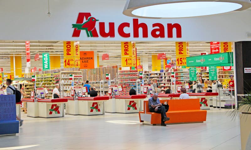 Vista De Auchan Supermercado Logo Coches Y Aparcamiento. Imagen ... Vista De Auchan Supermercado Logo Coches Y Aparcamiento. Imagen ...