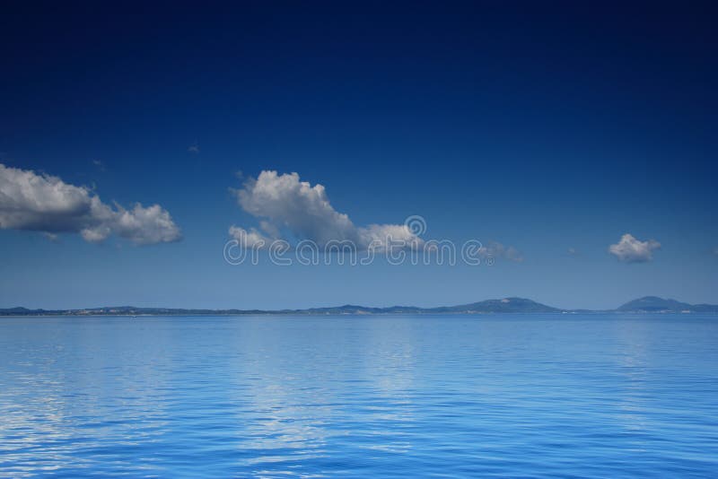 Vista De Um Mar Aberto Com Uma Nuvem No Console De Corfu Imagem de ...