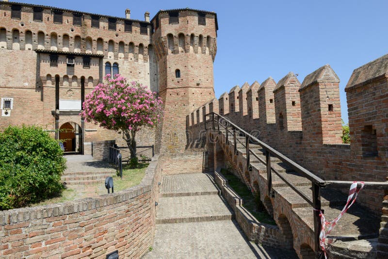 Vista Del Castello Di Gradara Sulla Marche Immagine Stock - Immagine di ...