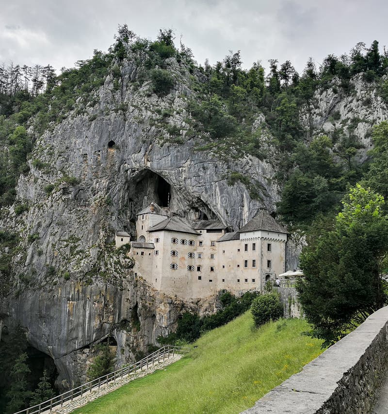 Castello Nella Roccia Predjama Slovenia Di Rinascita Foto - Foto Stock ...