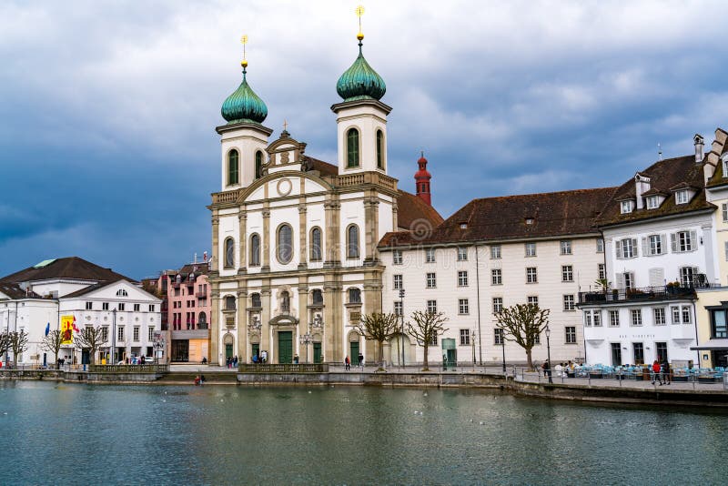 Centro Storico Di Lucerna Con La Chiesa Della Gesuita Ed Il Lago ...