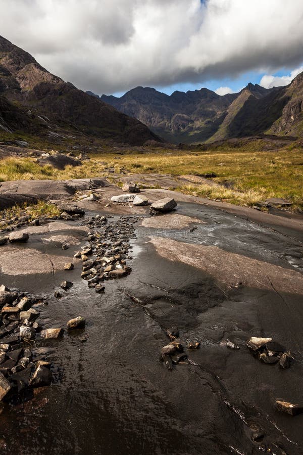 Vista del lago Coruisk foto de archivo. Imagen de mojado - 36844556