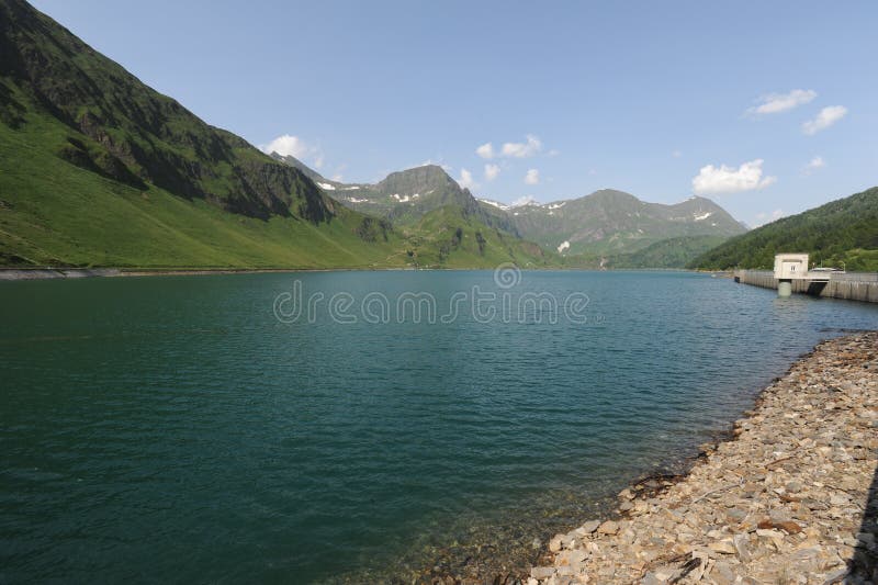 Vista del lago Ritom foto de archivo. Imagen de agua - 33275424