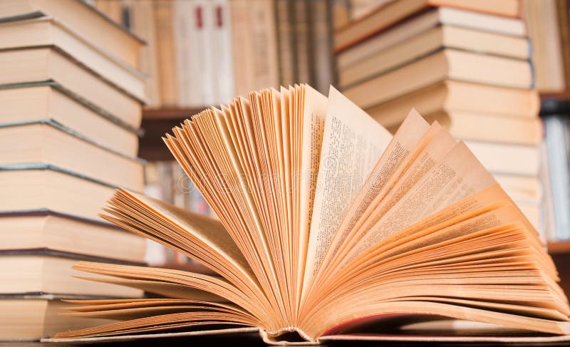 Vista del libro aperto fotografia stock. Immagine di imparare - 17034434