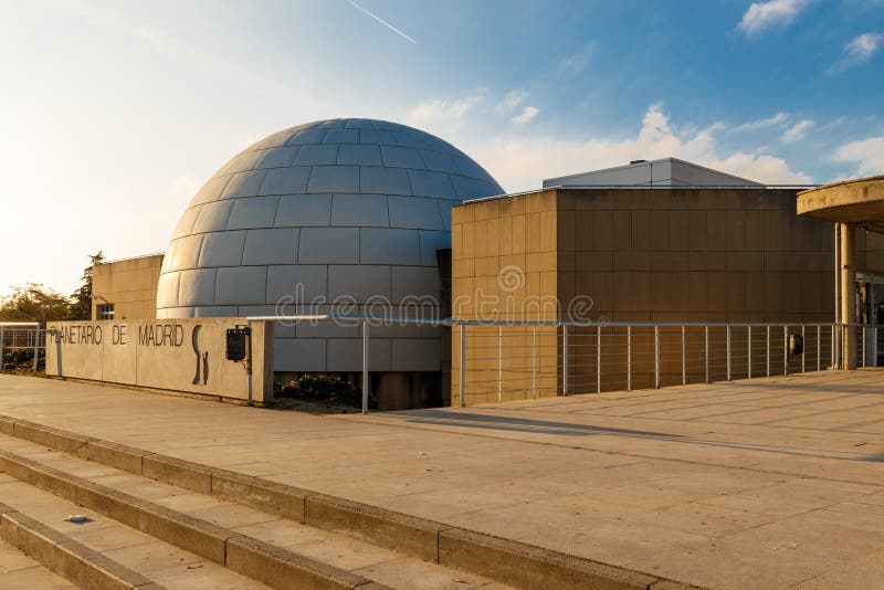 Vista Del Planetario De Madrid Imagen de archivo - Imagen de parque ...