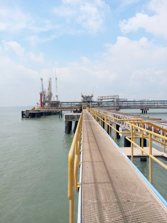 Vista del puerto de gas foto de archivo. Imagen de océano - 310184664