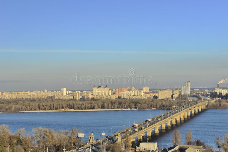 Panorama Del Río De Dnieper En El Flujo Debajo De La Ciudad De Kiev ...