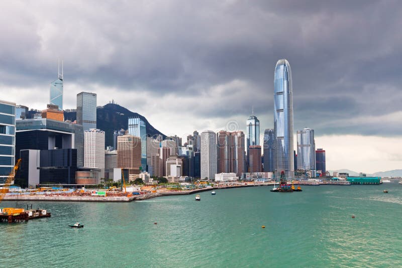 Vista Delantera De Mar Con Los Edificios Lujosos En Hong Kong Imagen de ...