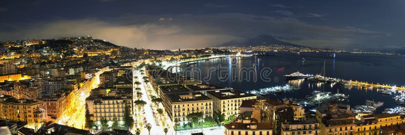 Vista Della Baia Di Napoli Alla Notte Fotografia Editoriale - Immagine ...
