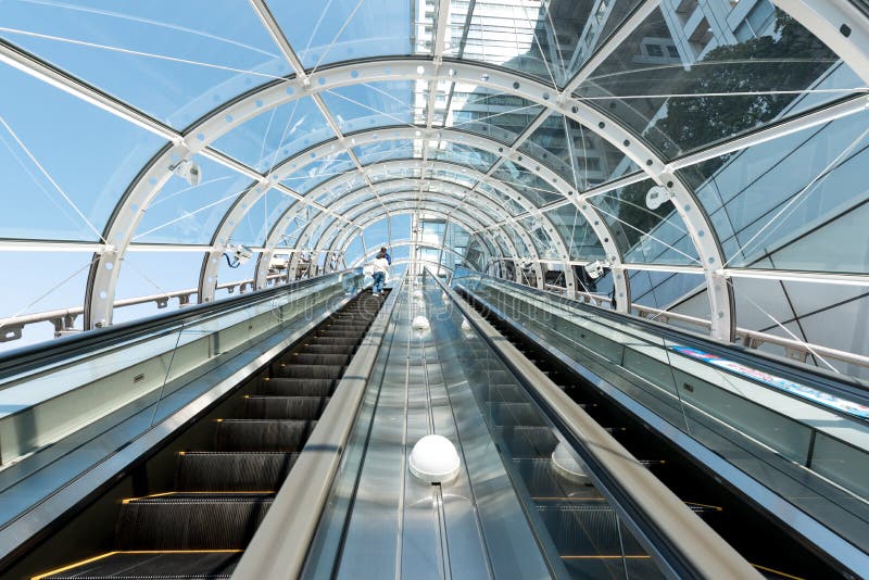 Vista Della Scala Mobile Spettacolare Nell'edificio Del Giappone, Un ...