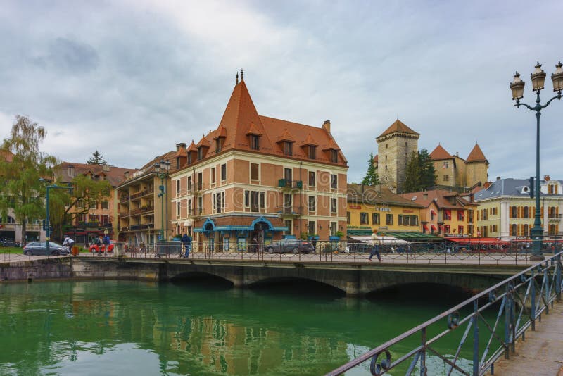 Lago E Montanhas Annecy No Inverno Fotografia Editorial - Imagem de ...