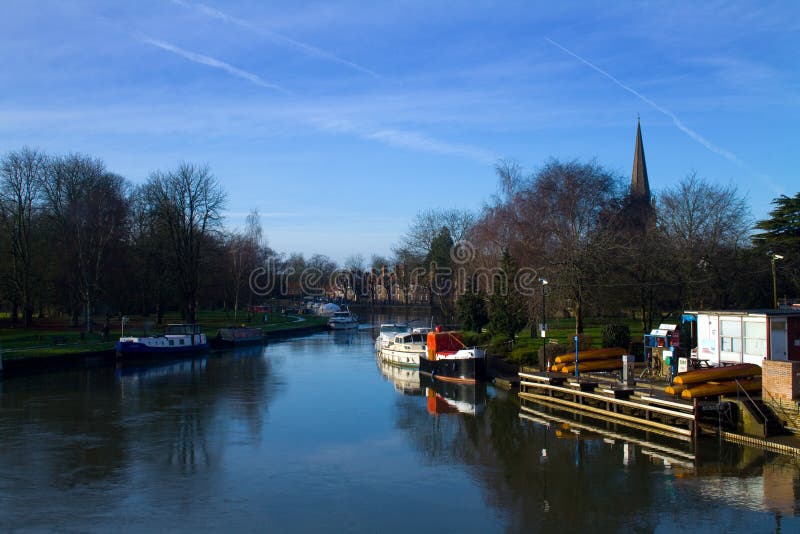 Vista do rio Tamisa foto de stock. Imagem de tamisa, moradia - 33221182