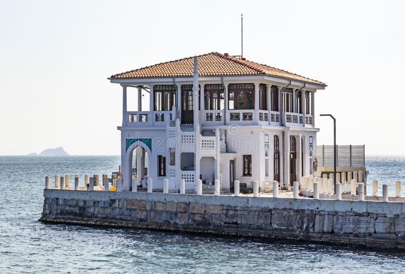 Vista General Desde El Muelle De Moda En Estambul Foto editorial ...