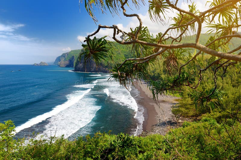 Vista Impressionante Da Praia Rochosa Do Vale De Pololu, Ilha Grande ... Vista Impressionante Da Praia Rochosa Do Vale De Pololu, Ilha Grande ...