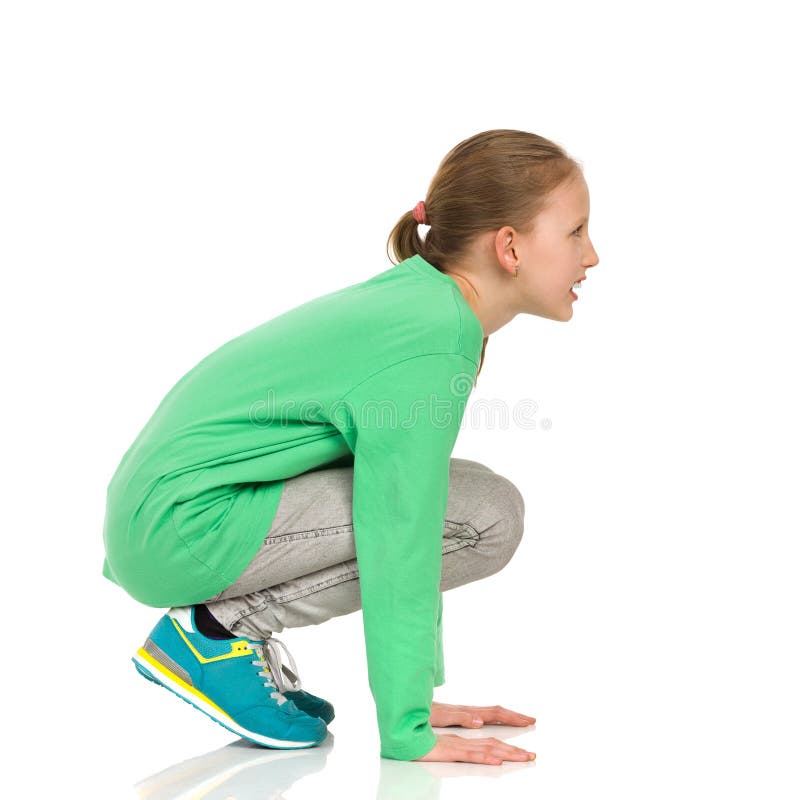 Vista Lateral De La Persona Agachada