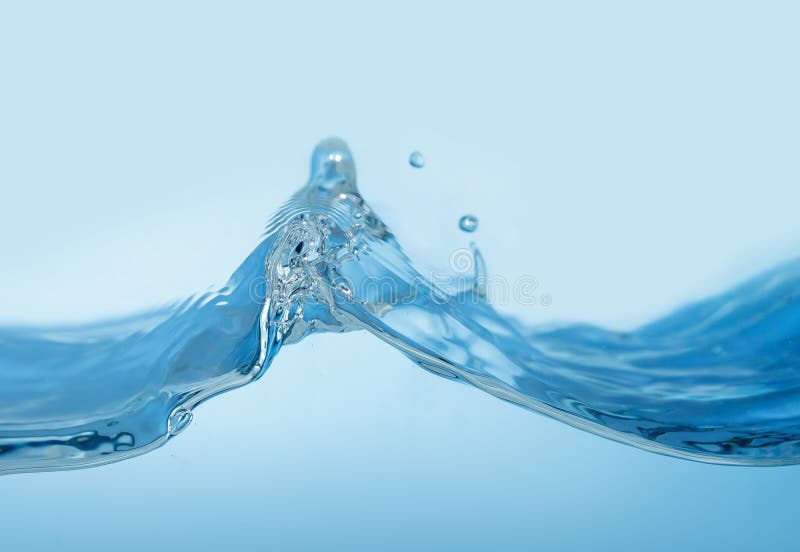 Vista Lateral De Olas Azules De Agua Y Salpicaduras Imagen de archivo ...