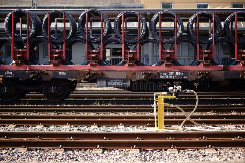 Vista Lateral De Un Tren De Carga Imagen de archivo - Imagen de cielo ...