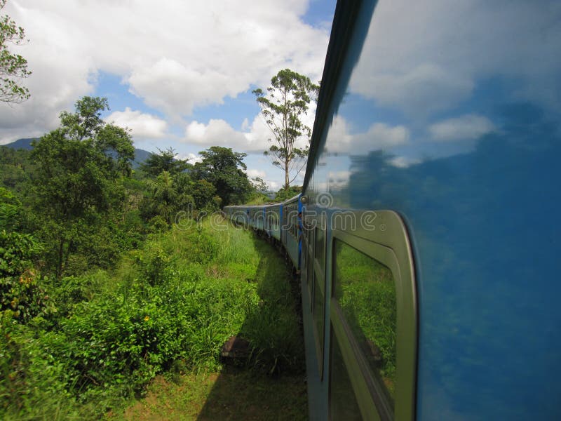 Tren En El Lado Del Camino En Nueva York Imagen editorial - Imagen de ...