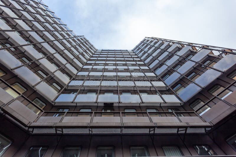 Vista Moderna De Edificio Desde Abajo En La Ciudad De Dortmund Imagen ...
