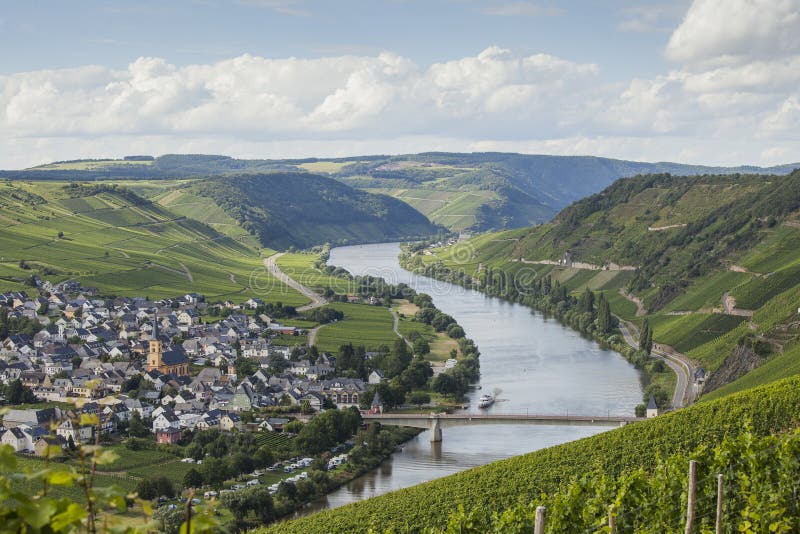 Vista no vale de Mosel foto de stock. Imagem de colorido - 32102576