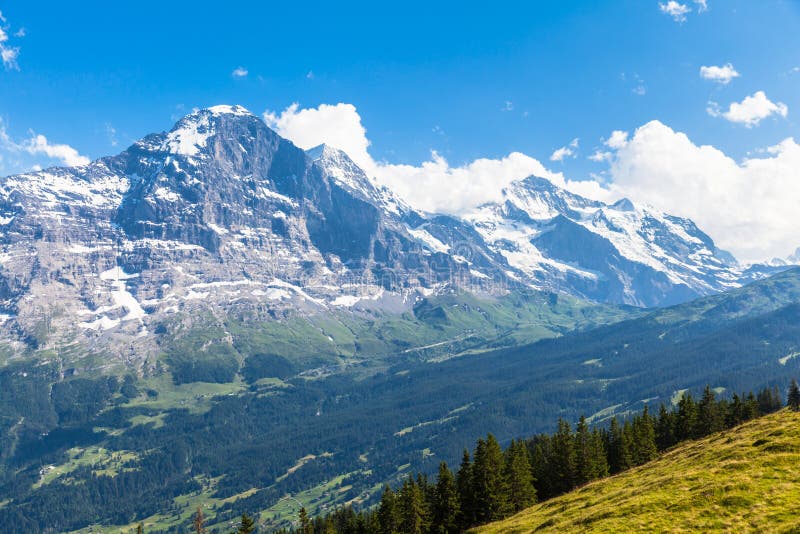 Nube En El Pico De Monch En La Región De Jungfrau Foto de archivo ...