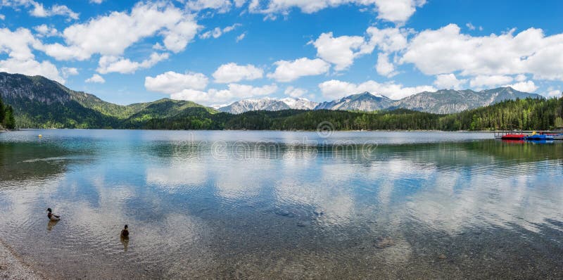 Lago Eibsee En Baviera, Alemania Con Mountain View Foto de archivo ...