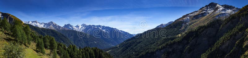 Vista Panoramica Dalla Cima Della Montagna Fotografia Stock - Immagine ...