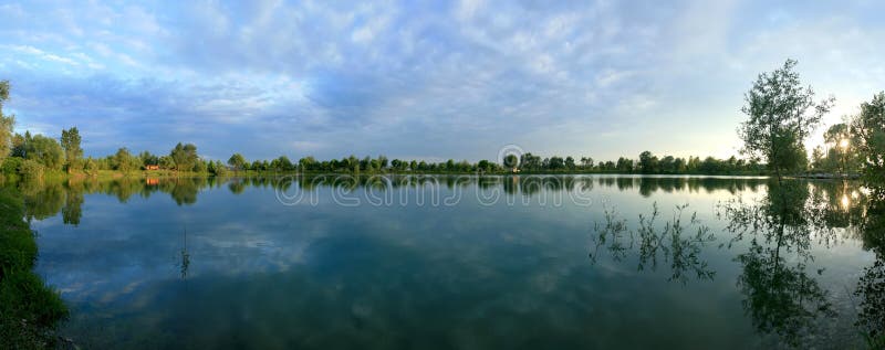 Vista Panoramica Di Un Lago Immagine Stock - Immagine di ecologia, lago ...