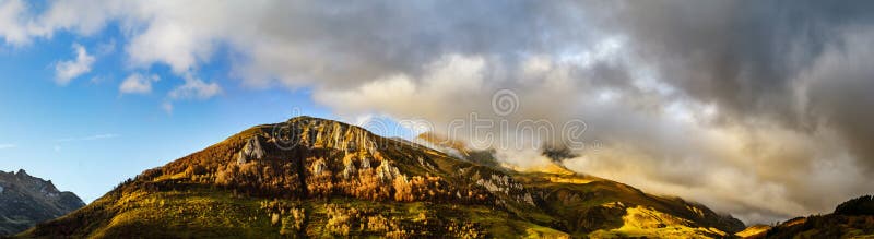 Vista Panotamic Larga De Pyrenees No Nascer Do Sol, Lugar Calmo Foto de ...