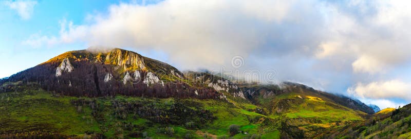 Vista Panotamic Larga De Pyrenees No Nascer Do Sol, Lugar Calmo Foto de ...