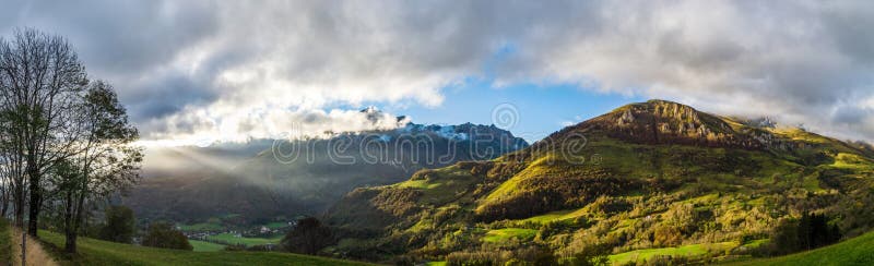 Vista Panotamic Larga De Pyrenees No Nascer Do Sol, Lugar Calmo Foto de ...