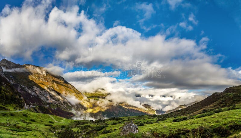 Vista Panotamic Larga De Pyrenees No Nascer Do Sol, Lugar Calmo Foto de ...