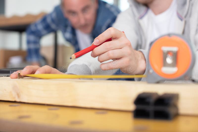 Vista Recortada Od Supervisor Ver Marca De Aprendices Imagen de archivo ...