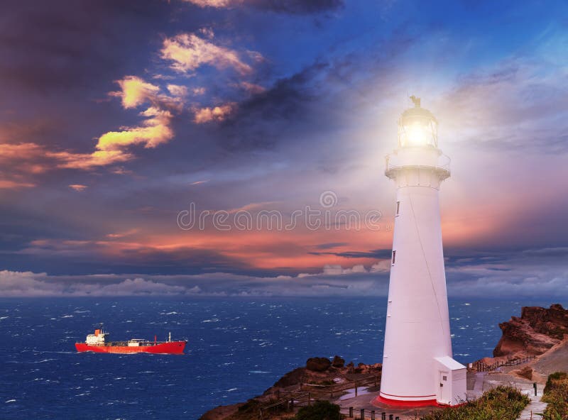 Vista sul mare con il faro immagine stock. Immagine di nubi - 87980881