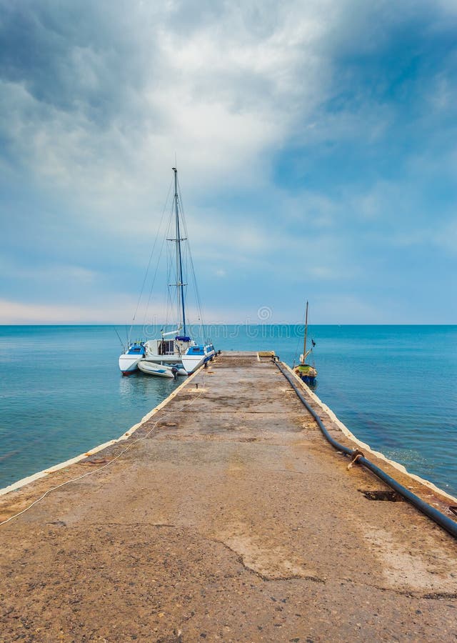 Vista Sul Mare Con La Barca Immagine Stock - Immagine di creta, nube ...