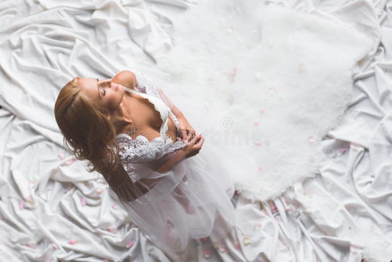 Vista Superiore Di Giovane Ragazza Sexy Che Ottiene Spogliata Immagine