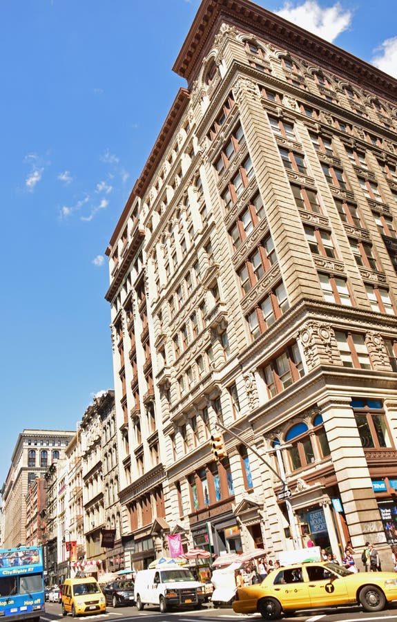 Vista Tipica Dell'edificio Di New York Con Il Traffico Molto Occupato ...