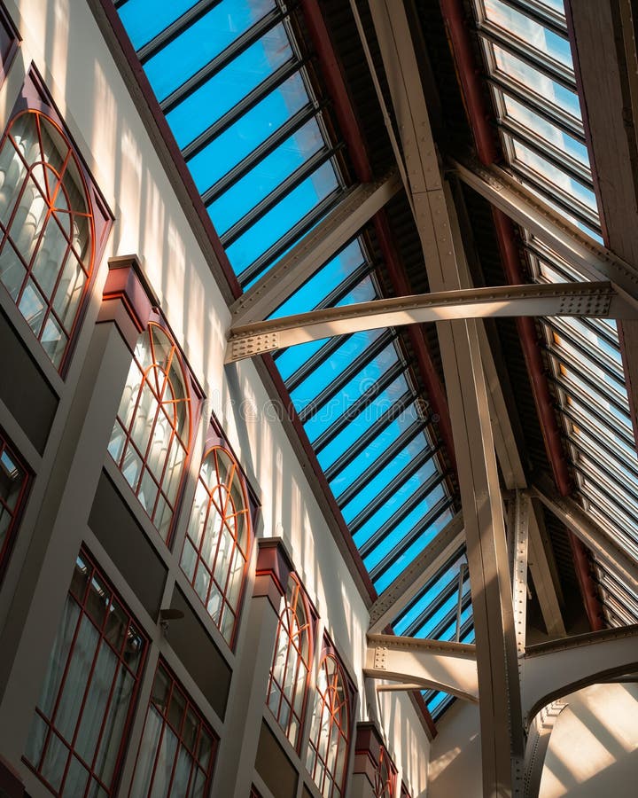 Vistas Interiores De Un Edificio Con Ventanales Foto de archivo ...