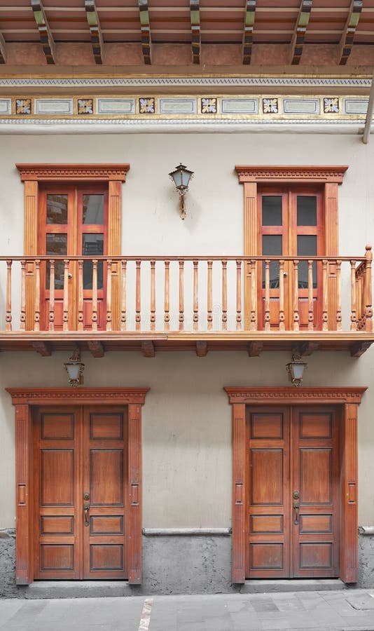 Vistas a La Antigua Fachada De Un Edificio Colonial Cuenca Ecuador ...
