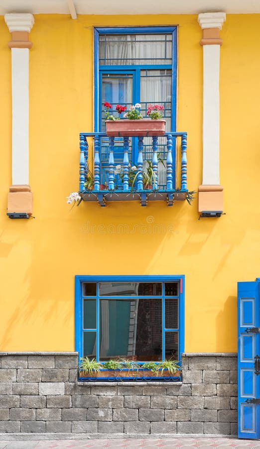 Vistas a La Antigua Fachada De Un Edificio Colonial Cuenca Ecuador Foto ...