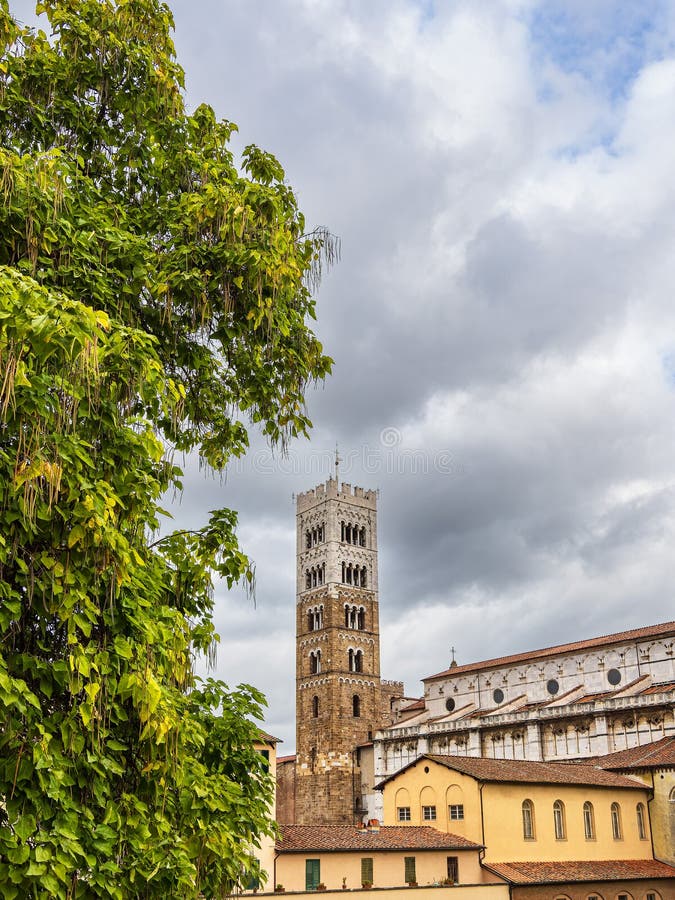 Vistas a La Ciudad De Lucca En Italia Imagen de archivo - Imagen de ...