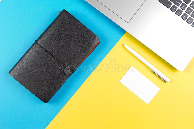 Visualizzazione Superiore Del Computer Portatile, Del Taccuino Di Carta ... Visualizzazione Superiore Del Computer Portatile, Del Taccuino Di Carta ...