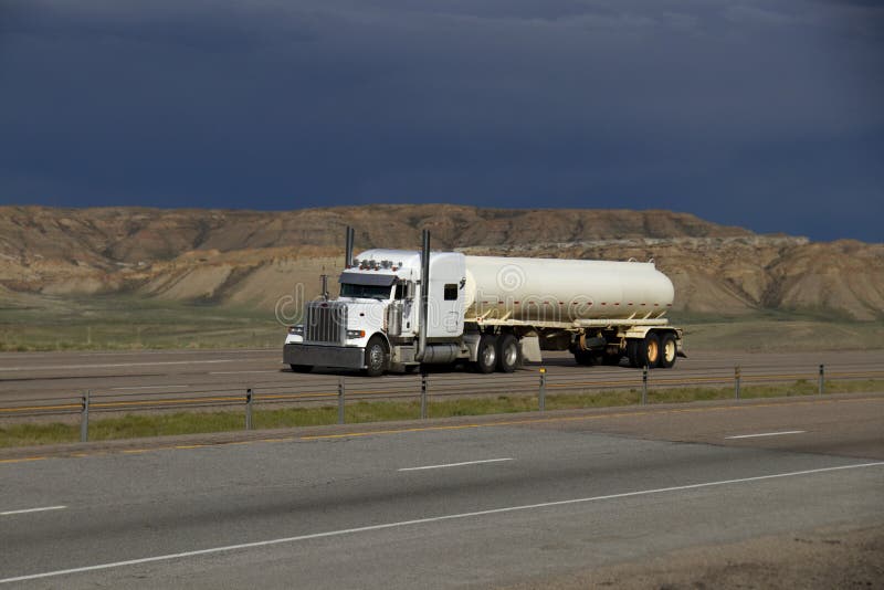 Vit BORTTAGEN Halv-lastbil TECKNING Redaktionell Bild - Bild av ...