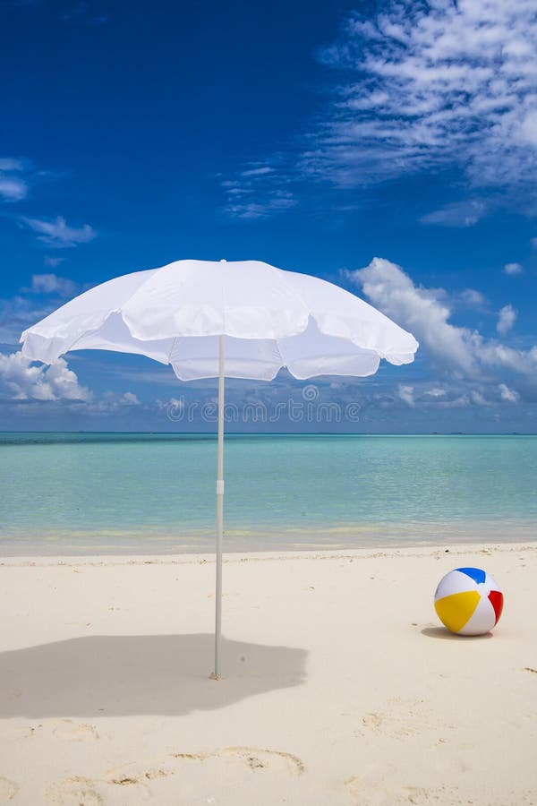 Strandparasoll fotografering för bildbyråer. Bild av strand - 24177769