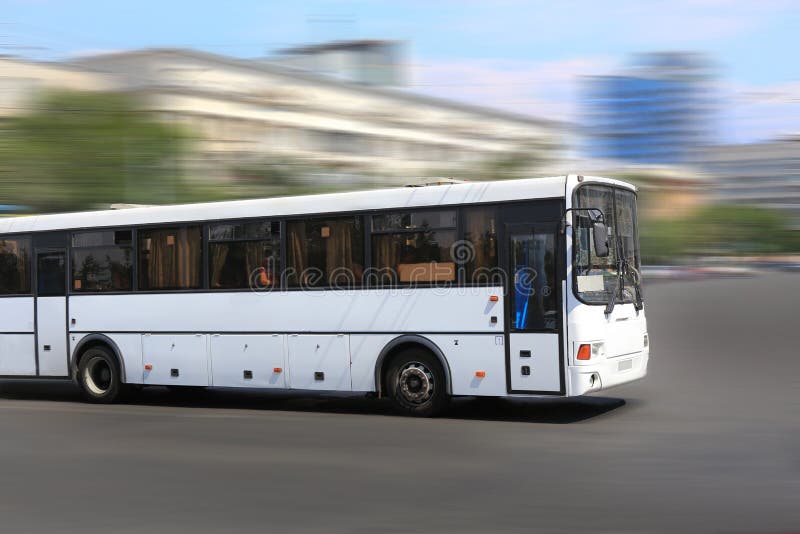 Vit buss i sommar fotografering för bildbyråer. Bild av buss - 36289627