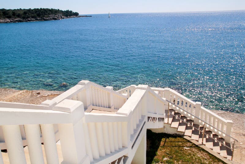 Vit Stentrappa Som Leder Till Havet Arkivfoto - Bild av trappa, sten ...