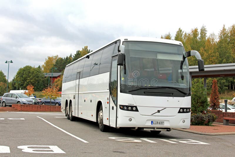 Vit Volvo buss redaktionell arkivfoto. Bild av passagerare - 34059273