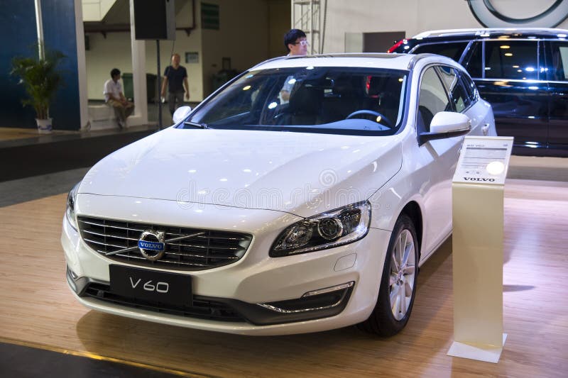Vit volvo v60 bil redaktionell bild. Bild av utvisa, centralt - 42589451